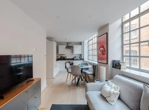 The Eyre Suite Seven - Farringdon - By Frankie - London
