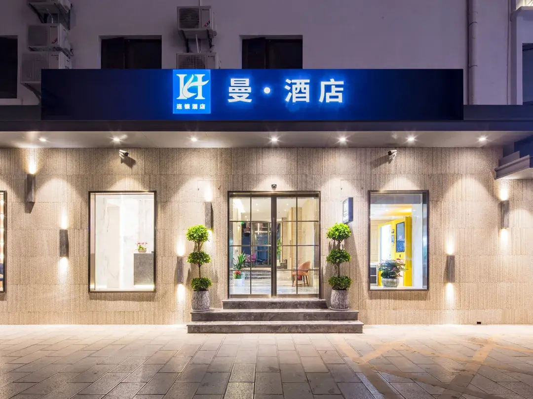 Man · Hotel(kunming Railway Station Tangzixiang Subway Station Store) - Kunming