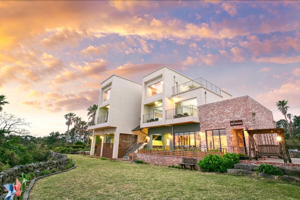 Jeju Ivy Terrace Pension - Seogwipo