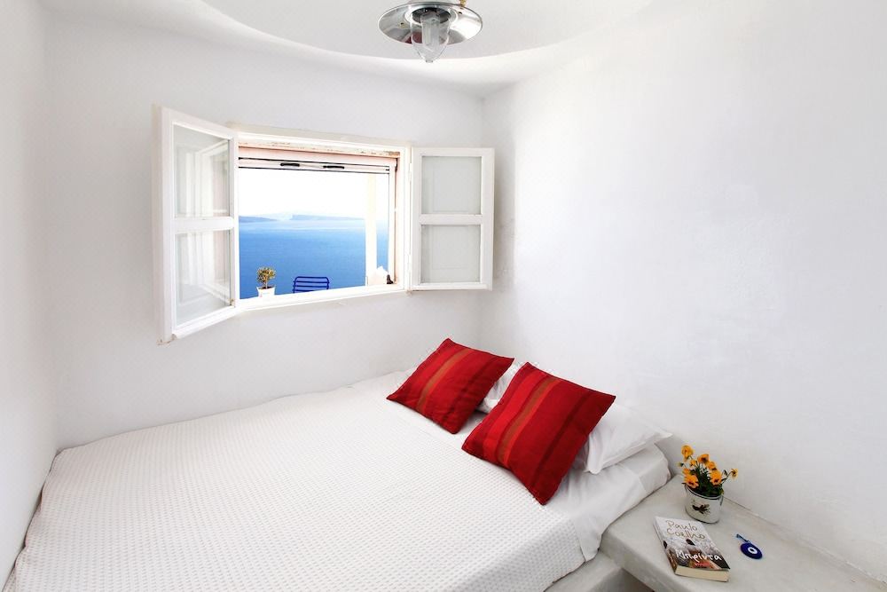 Menias Cave House - Oia