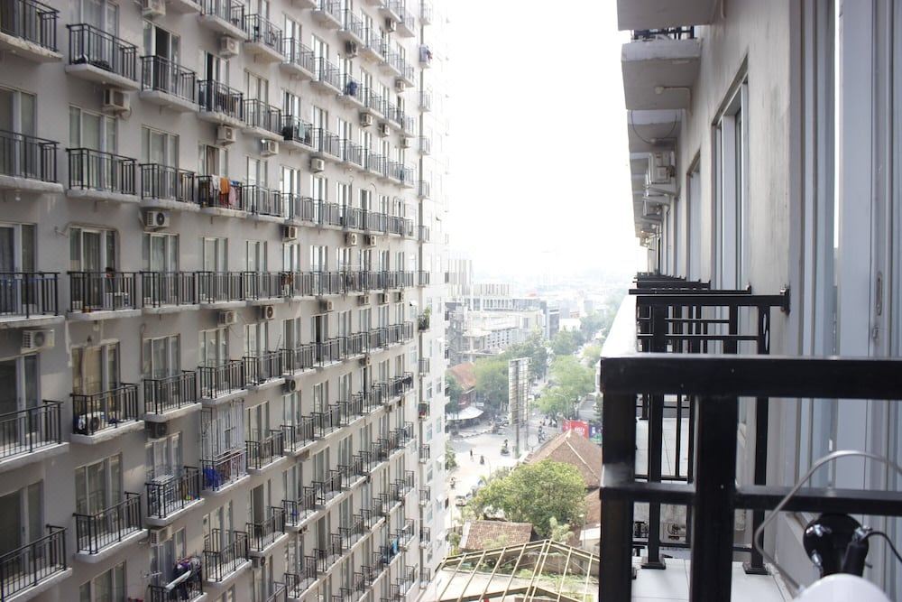 Monochrome Style Studio Room @Grand Asia Afrika Apartment - Bandung