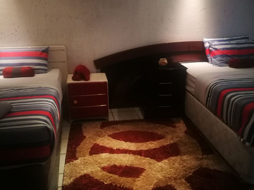 Naisar Sparkling White Apartment - Germiston