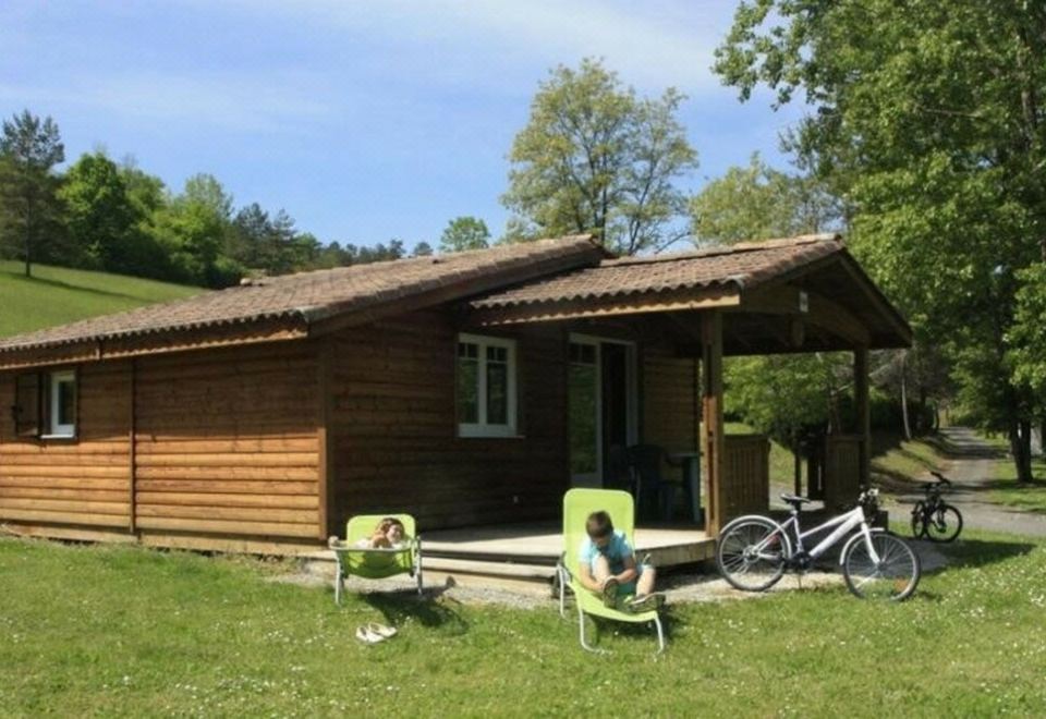 Camping le Verdoyant - Chalets,Thenon - Updated 2024 Reviews & Prices ...