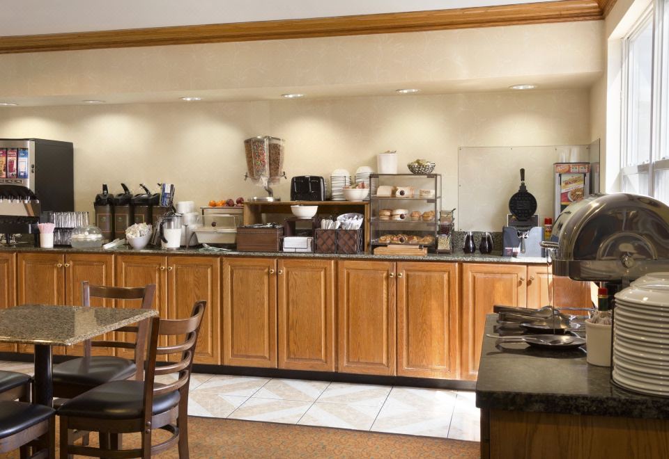 Breakfast Country Inn And Suites