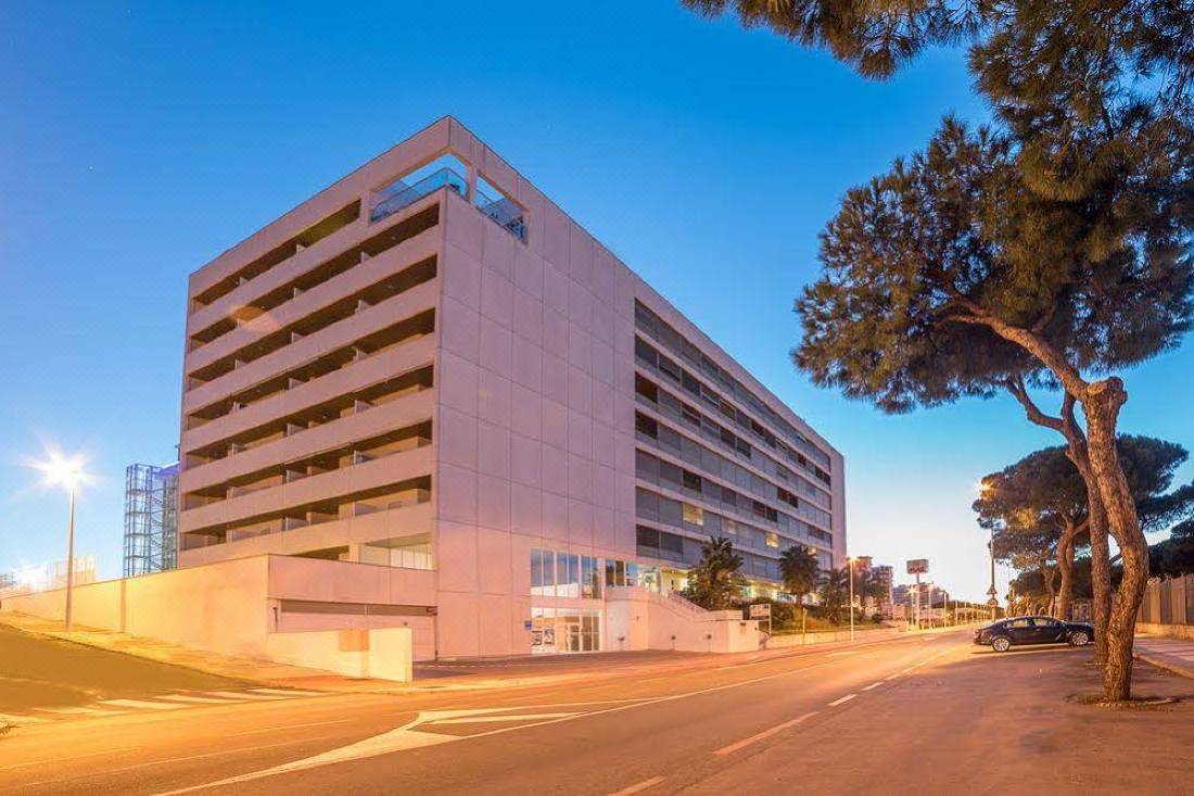 Mujer joven Sustancial Arco iris h punta umbria sabio Universidad Delegar