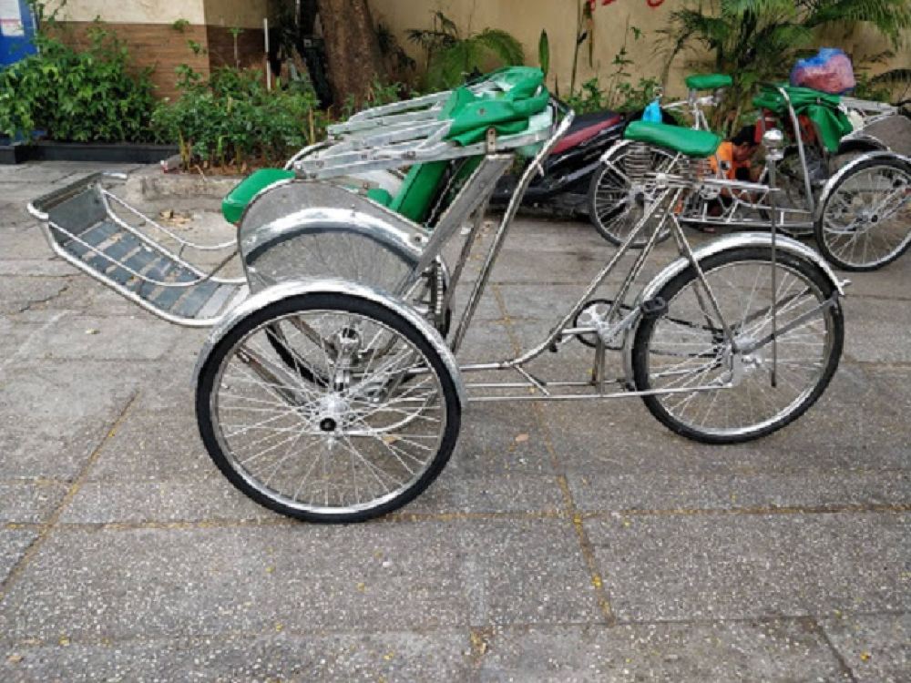 Trying Ao Dai: The beauty of Vietnamese women (Ao Dai Rental＋City Sightseeing on Cyclo) | Trip.com