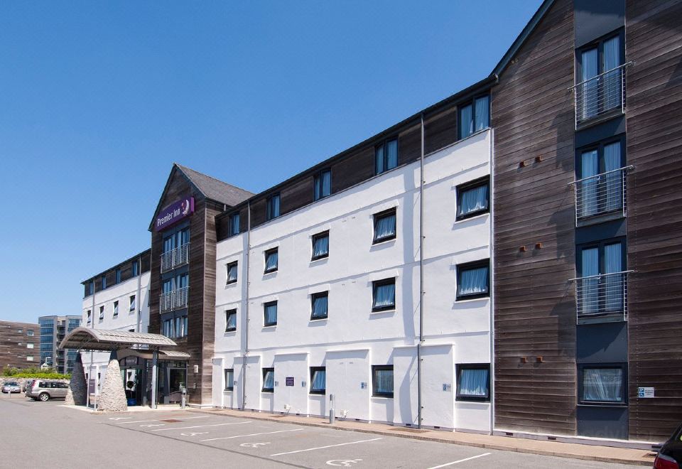 Premier Inn London Stansted Airport, Stansted Mountfitchet: Hot Deals ...